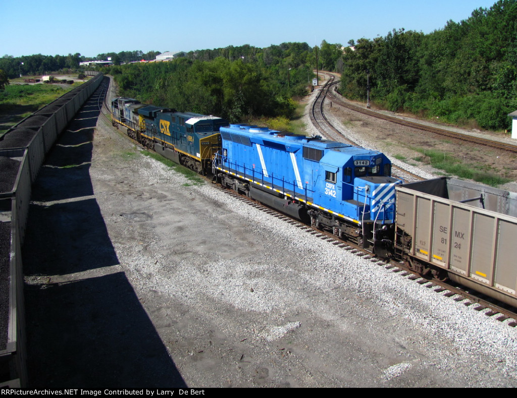 CEFX 3142 csx 695 516 Up the Linville sub
